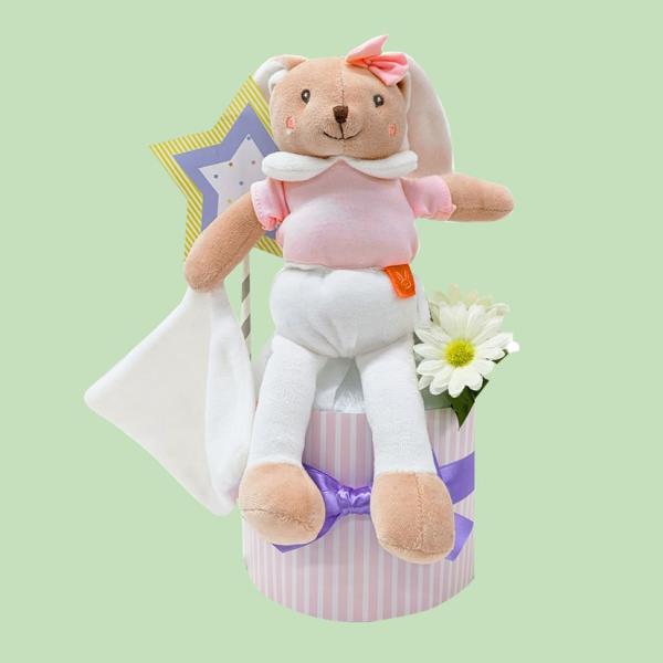 Babynat'から出産祝いにピッタリなおむつケーキお子様が抱きやすいぬいぐるみ、小さな布の〈ドゥードゥー〉もついています。いつでも一緒に過ごすことにより、ママやパパのにおいが移って一人でいるときも安心感をあたえてくれます。お子さまのはじめ...