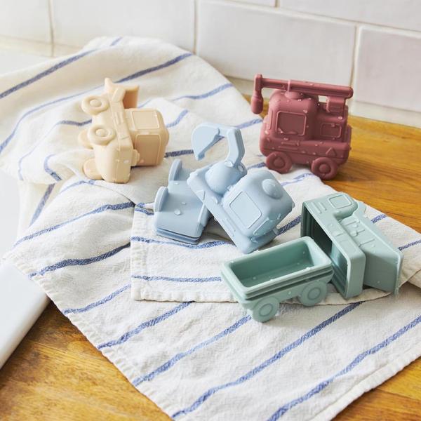 水あそびデビューおもちゃにぴったり軽く握るだけで水が噴き出る柔らか素材。2つの穴から、水がピューッと出て楽しいおもちゃ。ぷかぷか浮かせて遊ぶこともできます。小さな手でも持ちやすいコンパクトサイズ。2つに分かれるので中を乾燥させやすく衛生的。...