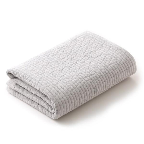 イブルはキルティングの一種。プレイマット・お昼寝ケット・ラグ・ソファカバーなど多用途に家族みんなで使えます。夏はさらっとベタつかず、冬は空気を含んで暖かく、オールシーズン活躍します。後染めならではの、優しい色味と風合いが特徴です。さらっと柔...