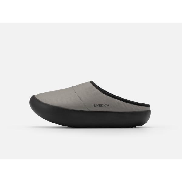 身体を鍛えるフィットネスシューズ、KAMOLEG 3.0街での歩行もフィットネスへ！室内専用だったKAMOLEG 2.0が、街でも履けるフィットネスシューズへと進化。約3.5°の傾斜ソールがアップヒル歩行を実現し、平らな道でも上り坂を歩くよ...