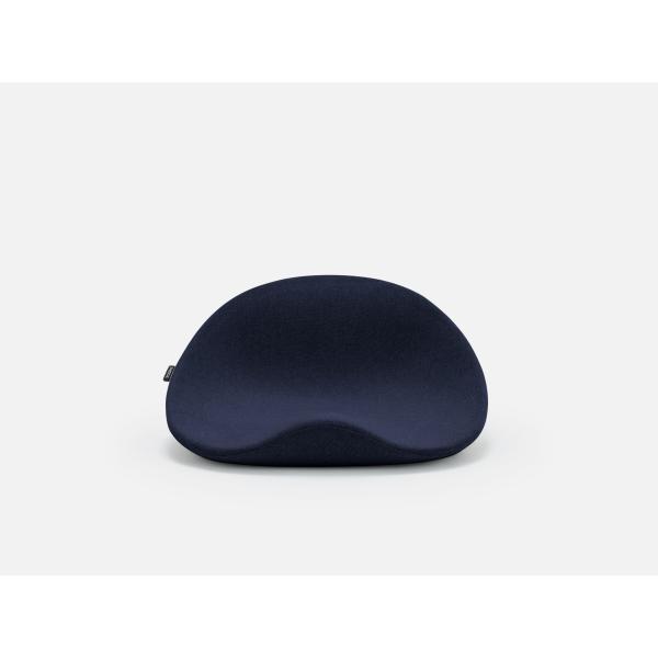 鞍から発想した姿勢サポートシートKURA SEAT身体にフィットする心地よい座りのかたち心地よい座りのかたちを追求して誕生した姿勢サポートシート。着目したのは、騎手の美しい姿勢を支える「鞍」の構造。鞍のように前後からお尻を包み込んで安定させ...