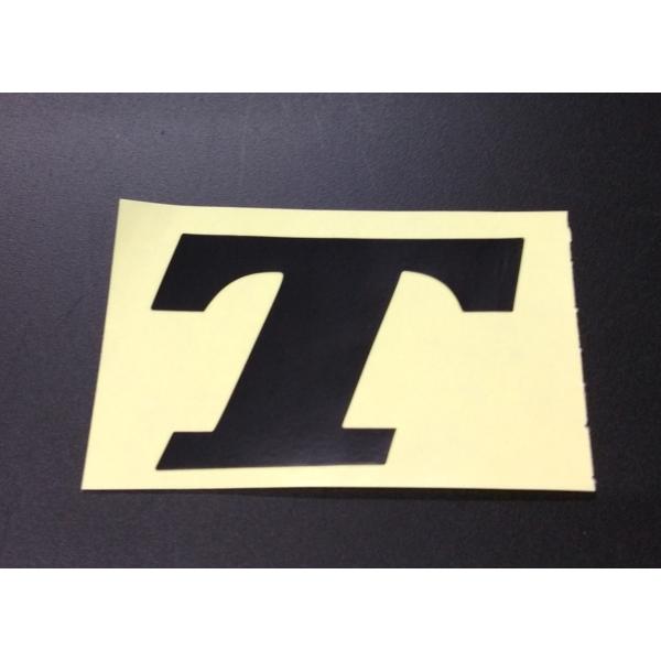 ローマ字ステッカー[T]ブラック文字/背景透明サイズ　横 約65mm 縦 約42mm枚数　1枚入り※発送の際、商品梱包に使用する箱等はリサイクル品です。※貼付けの場合は剥離紙からはがしてご利用ください。