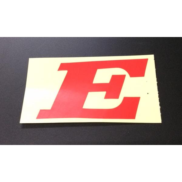 ローマ字ステッカー[E]レッド文字/背景透明サイズ　横 約75mm 縦 約42mm枚数　1枚入り※発送の際、商品梱包に使用する箱等はリサイクル品です。※貼付けの場合は剥離紙からはがしてご利用ください。