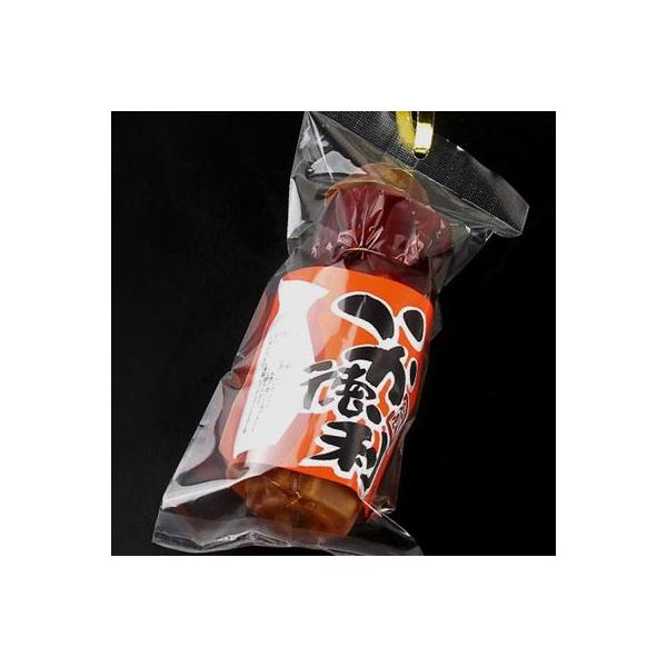 イカを使用した特製徳利です。「いか徳利」は函館地方の漁師たちが、自分で獲ってきたいかの中に、豆や米を入れて形を整えて干したものにお酒を入れ、徳利として呑んだのが始まりといわれています。熱燗のお酒を「いか徳利」に入れてしばらく待つと、いか特有...