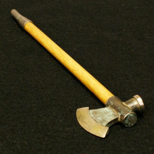 手斧型羅宇煙管（きせる）　商品説明   『無限の住人』に登場する主人公が持つキセルを、熟練の煙管作家が再現しました。和の寂寥感、エイジング感と斧の重厚感を出すため、日本で古くから彫金に使われる合金「四分一金一部差し」を使い、斧表面は特殊な加...