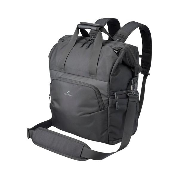 「ショルダー」「手提げ」「バックパック」とTPOに応じた使い方が可能な、がま口タイプの3Wayカメラバッグ【商品仕様】カメラ収納部内寸法:約W360×H270×D165mm上段収納部内寸法:約W360×H120×D165mmPC収納部参考収...