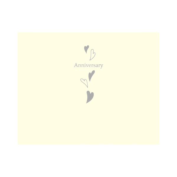 表紙に銀箔のハート模様をあしらったシンプルな写真台紙【商品仕様】仕様:二つ折り、横表紙材質:紙表紙:アンコなし（1mm）中額中抜き:ビク抜き表紙外寸法:194×254mm中額中抜き寸法:115×165mmパッケージ:PP袋