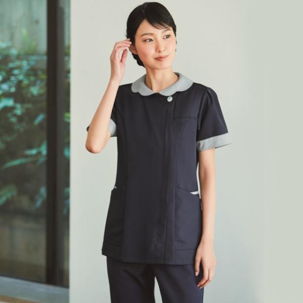 オーダーメイドのような上質感がテーマのメディカルウェアシリーズ。患者様に安心感を与えられるよう、見る人からの視線を大切にした白衣です。アシンメトリーな襟やほのかな配色が上質感のある白に映えるジャケットです。放射上に輝くパール調のボタンや、動...