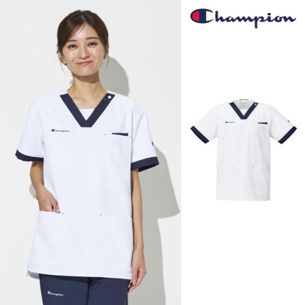 プルオーバースクラブは、襟元に胸当て付きデザインでかがんでも中が見えにくい安心設計。ネイビーの配色やカラースナップボタンがデザインのアクセントになっています。右前のチャンピオンのスクリプトロゴ刺繍、左袖のCロゴワッペンが、チャンピオンらしい...