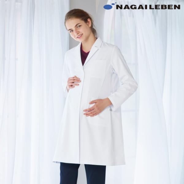妊娠中の医療従事者のために開発された、マタニティードクターコートです。両脇のプリーツが、お腹のふくらみに合わせて自然に広がり、妊娠中期にはすっきりと、妊娠後期にはゆったりとしたシルエットに変化。サイズ調整が可能な両脇のベルトが、日々の体型の...