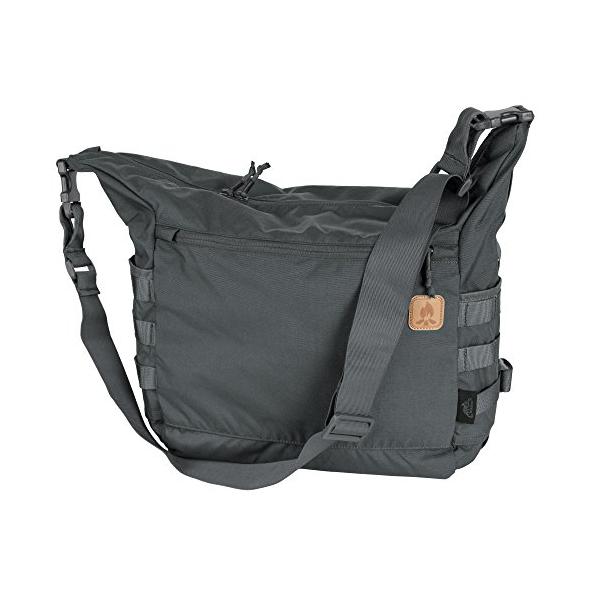 「商品情報」Bushcraftサッチェルは当社の汎用フィールドバッグです。日帰りの外出や都会での日常使いで、何にでも使えるバッグとして活躍します。非常に大容量です。一番大きな収納部は、貴重品用のファスナー式メッシュポケットと、ゴム引き巾着ポ...