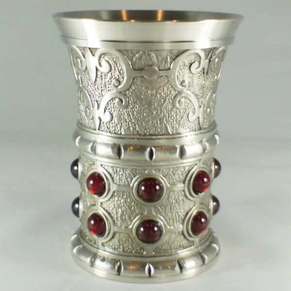 ARTINA Bierbecher Rubin 錫合金(ピューター)製 ビアカップ (13110)商品コード：55073553954型番：Artina-13110カラー：シルバー幅8.2cm　高さ10.8cm　重さ330g容量　290ml材...