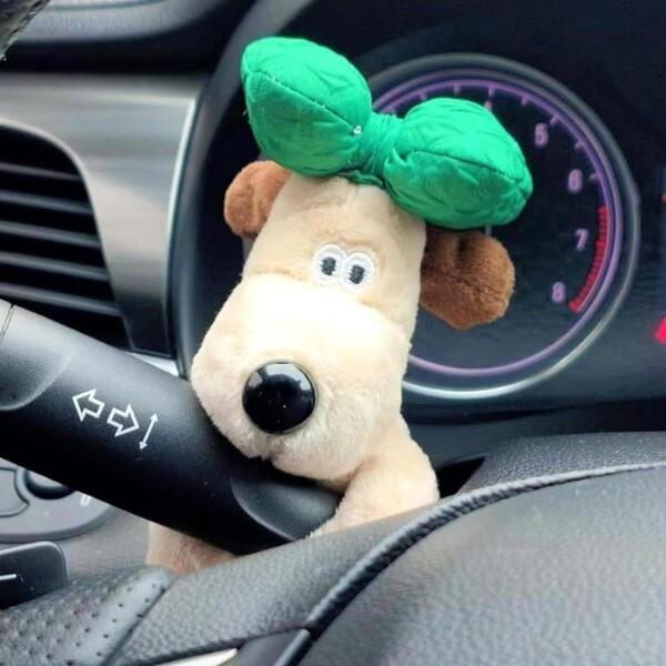 面白い犬のぬいぐるみ車のワイパーシフトハンドル装飾人形、プレミアムかわいい車のダッシュボード装飾犬車の装飾品、車のインテリアダッシュボード用のかわいい犬の装飾品 (緑の帽子)商品コード：55074308897型番：RB-PH-493サイズ：...
