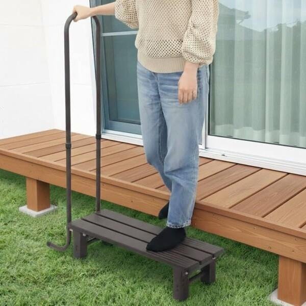 iimono117 踏み台 手すり 取っ手 付き アルミ製 玄関台 ステップ台 手摺り 玄関 玄関ステップ 軽量 昇降補助 段差解消 転倒防止 (1段 片手)商品コード：55076531503型番：SD-MLサイズ：1段 片手カラー：メタリ...