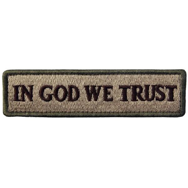 In God We Trust 我々は神を信じる 刺繍入りマジックテープワッペン タン商品コード：55077473302型番：43237-2サイズ：9.5cm x 2.5cmカラー：タン裏面はタクティカルハットやタクティカルギアに付けられる...