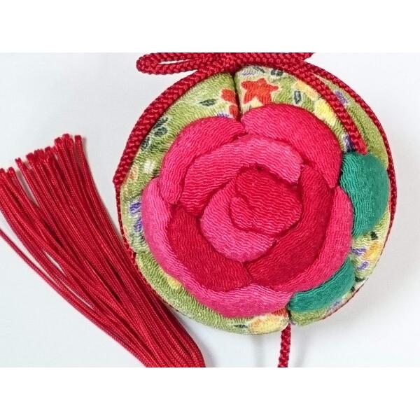 多加楽ちりめん手芸木目込みの吊るし手まり「薔薇」手芸キット商品コード：55077493519型番：木目込み手まり「薔薇」仕上がりは直径約8cm、全長約27cmになります。しっとりと和の風情が漂うクラフトです。スチロール球にカッターナイフで木...