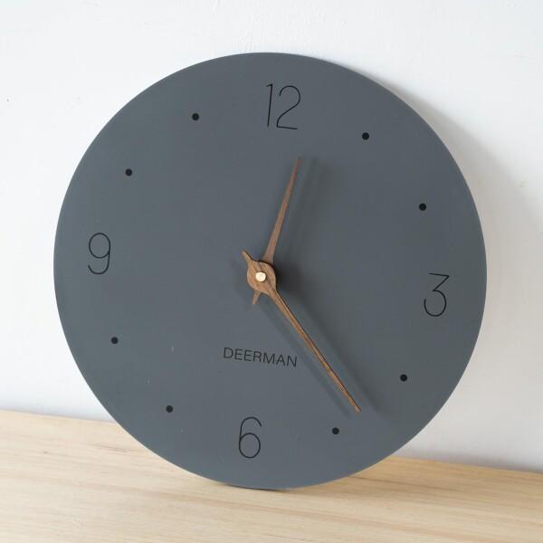 Deerman 壁掛け時計 おしゃれ 静音 軽量 フラットウッド時計 電池式 秒針の音がしない ウォールクロック 北欧 壁掛け 装飾 贈り物 リビング 寝室 オフィス用 新築祝い (直径30cm/ 12インチ) grey・半数字B商品コード...