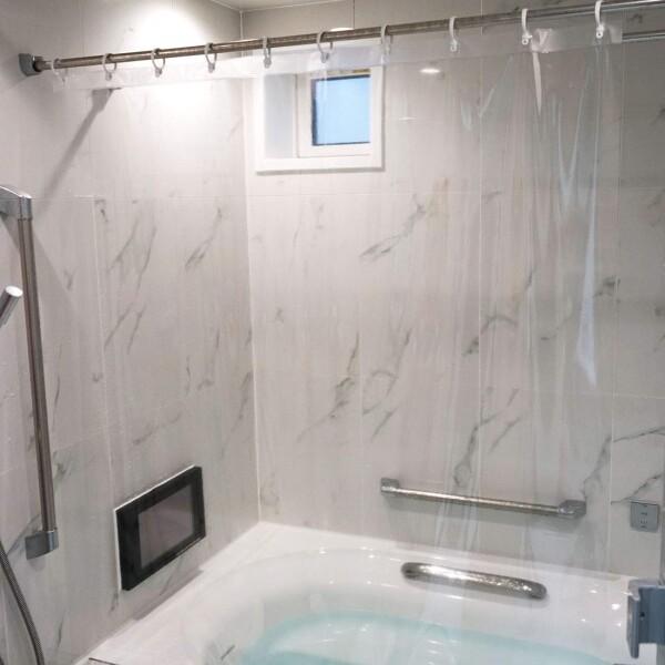 抗菌 透明 シャワーカーテン 120×150 クリア 防カビ 日本製商品コード：55077583240型番：AN-LH3V-BED5カラー：透明間仕切り ウイルス対策 飛沫防止 レジカウンターetcにもOK。リングをセットする部分に補強加工...