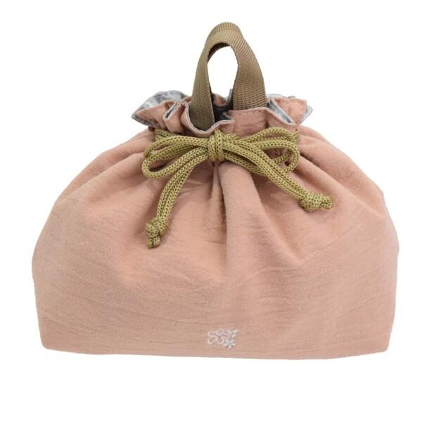 Sabu はなごろも ハンドル付き巾着 ピンク 411700商品コード：55077833332型番：411700サイズ：Mカラー：ピンクサイズ:幅28.5 奥9.5 高17.5cmカラー:ピンク素材:表地:綿100%　裏地:ポリエステル10...