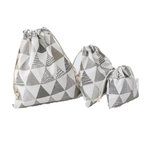 speed mao シンプル 三角模様 巾着 収納袋 大 中 小 3点 セット グレイ商品コード：55077833369型番：AM-2029サイズ：1カラー：グレイシンプルな模様の巾着3サイズセットです。様々用途で使うことができ便利です。サ...