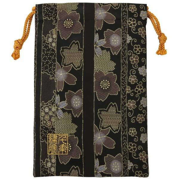 千糸繍院 西陣織 金襴 巾着袋（裏地付き） 黒金縞櫻桜 中サイズ商品コード：55077833499型番：SSKF-175M京都・西陣織の金襴生地で仕上げた当店オリジナルの巾着袋(裏地付き)です。前面左下に当店ロゴ古印文字の刺繍を施しており、...