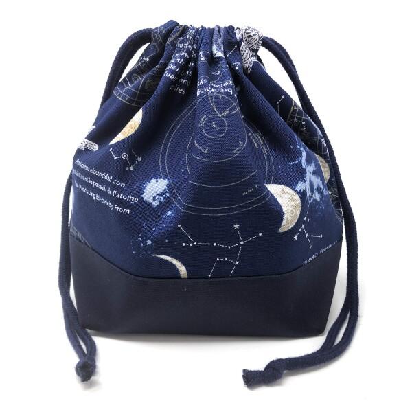 巾着袋Mサイズ　お弁当箱入　ネイビー宇宙 ×ネイビー 男の子 女の子 入学 入園 きんちゃく袋 ハンドメイド日本製商品コード：55077833515サイズ：ワンサイズハンドメイド　日本製　(一つ一つが手造りの安心の日本製!)サイズ　縦20c...