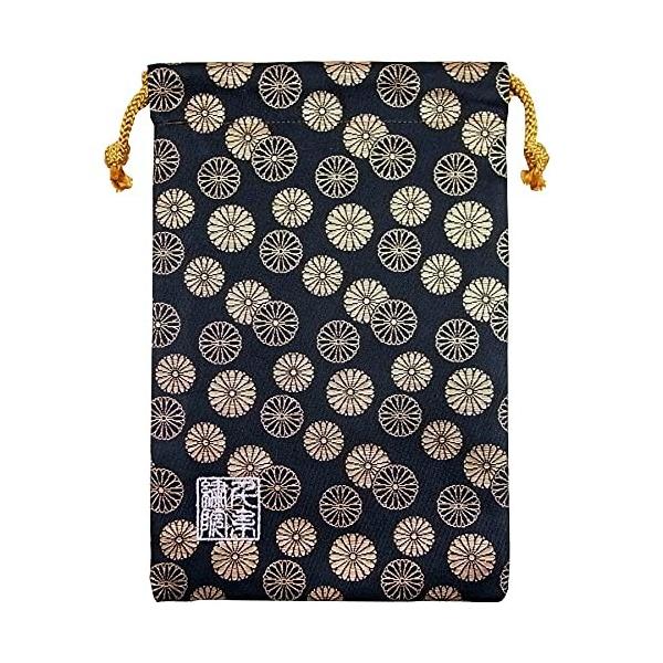 千糸繍院 西陣織 金襴 巾着袋（裏地付き） 黒金菊紋 中サイズ商品コード：55077833548型番：SSKF-068M京都・西陣織の金襴生地で仕上げた当店オリジナルの巾着袋(裏地付き)です。前面左下に当店ロゴ古印文字の刺繍を施しており、職...