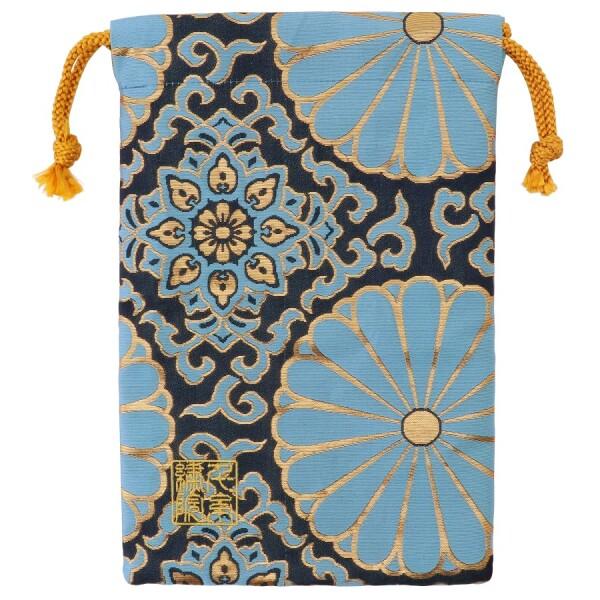 千糸繍院 西陣織 金襴 巾着袋（裏地付き） 空色大菊 中サイズ商品コード：55077833618型番：SSKF-178M京都・西陣織の金襴生地で仕上げた当店オリジナルの巾着袋(裏地付き)です。前面左下に当店ロゴ古印文字の刺繍を施しており、職...