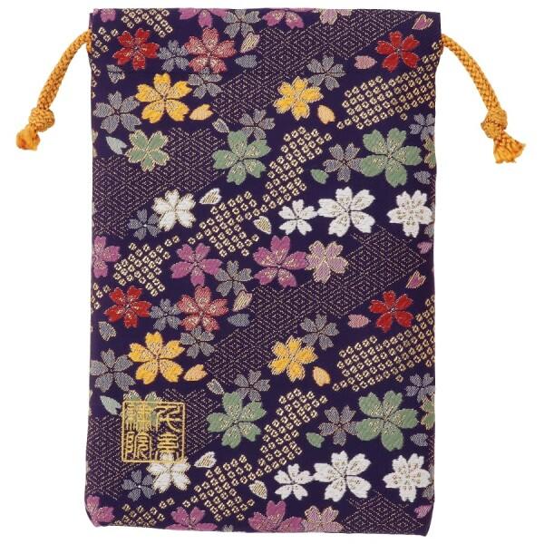 千糸繍院 西陣織 金襴 巾着袋（裏地付き） 紺多彩桜 中サイズ商品コード：55077833626型番：SSKF-135M京都・西陣織の金襴生地で仕上げた当店オリジナルの巾着袋(裏地付き)です。前面左下に当店ロゴ古印文字の刺繍を施しており、職...