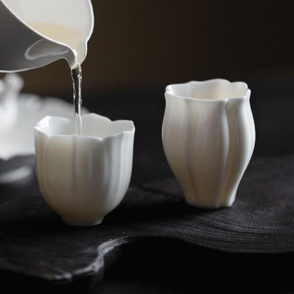 Pedoleco 中国茶器 品茗杯 2個セット 60ml チューリップの形 茶碗 ミニ 小型 ティーカップ 茶道具 白磁 手作り 茶器 茶杯 セラミックス 陶器商品コード：55077836205型番：DRR-101サイズ：ｓカラー：白サイズ...