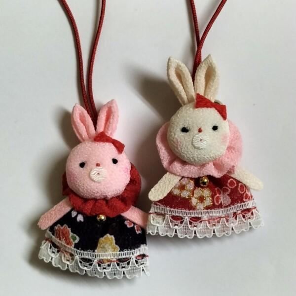 手芸キット おめかしウサギのチャーム２個セット商品コード：55077938484型番：#１７２０カラー：赤　ピンクちりめん細工の可愛いチャームを手作りするキットです。【このキットに含まれるもの】ちりめん、紐、わた、鈴、レース、ほほ紅、作り方...