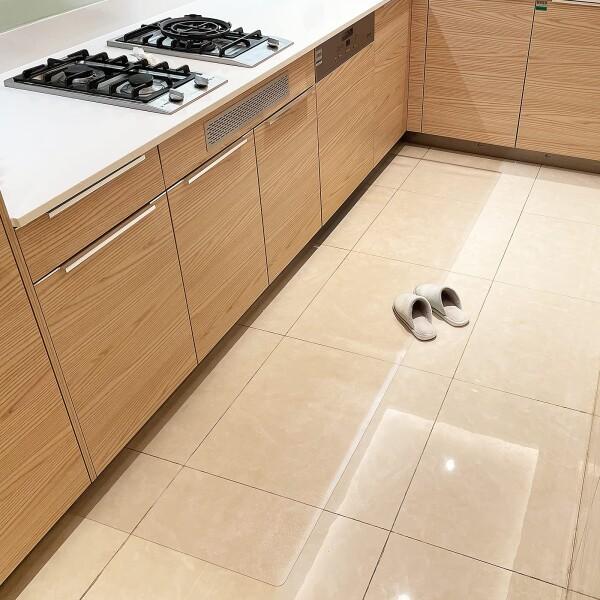 クリアマット 透明 210×50cm 1.5mm厚 拭ける PVCマット 床暖房対応 お手入れ簡単 ソフト エンボス加工 カットできる サラっとした手触り 清潔 ハードフロア/畳/フローリング対応商品コード：55078155389型番：KM...