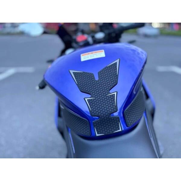 BYEMTTY 3DヤマハYZF-R3 YZF-R25 2019-2025の防滑ステッカーのためのオートバイ燃料タンクの保護者 (グレー)商品コード：55078791481型番：YZF-R25-YZF-R3カラー：グレー完璧なフィット感: ...