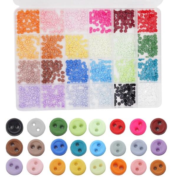 Sempiterno ミニチュア プラスチックボタン 2つ穴 4mm 手作り部品 DIYで作る ドール人形 ぬいぐるみのため ドール服 縫製材料 収納ボックス付き (4mm,24色混合1200個セット)商品コード：55079241250型番...