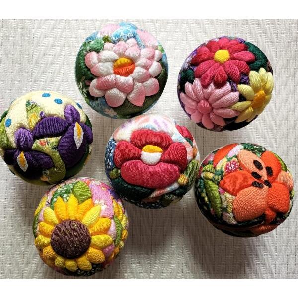 ちりめん手芸キット木目込み手まり・花ごころ６個セット商品コード：55079244177型番：2506181カラー：暖色系スチロール球に図案の紙を貼り、実践に沿ってカッターナイフと目打ちで溝を作って、指定の色柄のちりめんを木目込む手芸です。6...