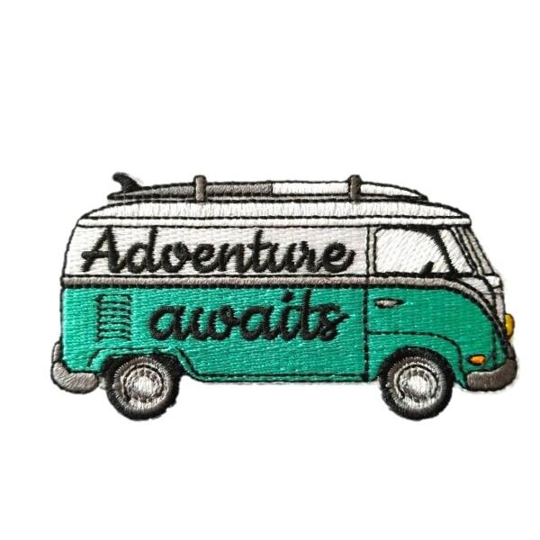 PatchClub Adventure Awaits サーフィン 旅行 キャンプ キャンパーバン パッチ - 3.5インチ、マウンテンバン カリフォルニア アドベンチャー アウトドアパッチ - クールな刺繍パッチ - アイロン/縫い付けワッ...