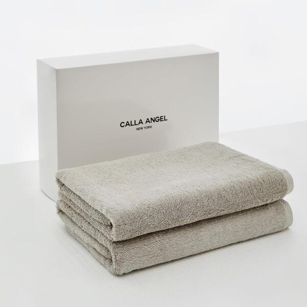 Calla Angel New York高級バスタオル 2枚組 高吸水 柔らかい 甘撚り 厚手 無地 上質コットン OEKO-TEX認証 ホテル仕様 ギフト 白箱入り アクアシリーズ 〔約60×120cm〕グレー商品コード：55079453...