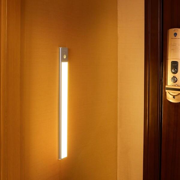 バー ライト 室内 人感センサーライト 屋内LEDライト 充電式 マグネット設置可能 明るい足元灯 手元ライト 玄関 キッチン クローゼット 部屋 廊下 キッチン 階段用 おしゃれ デスクライト 高感度 高輝度 照明 超薄型 配線工事不要 ...