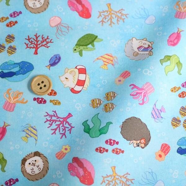 nora. ST1134 ハリネズミ柄 海柄 かわいい シーチング 生地 手芸用 綿 日本製 スカイブルー カット済み 22B (生地巾110cm×100cm)商品コード：55080902407型番：nora-st1134サイズ：生地巾11...