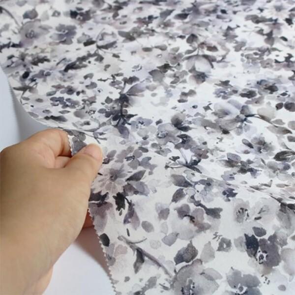 nora. FR1016-C 花柄 小花柄 フラワー flower 水彩 タッチ アート コットン cotton fabric シーチング 生地 手芸用 綿 日本製 カット済み 22D (グレー,生地巾110cm×100cm)商品コード：5...