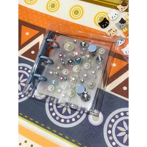 シール帳 シール手帳 かわいいが詰まった他にはない夢のシール帳 (ブルー, XSサイズ)商品コード：55080914251型番：Prod-it1-832サイズ：XSサイズカラー：ブルー【クリアデザインで中身が見やすい】 外側が透明なので、シ...