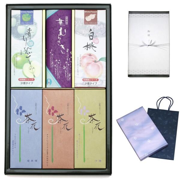 お悔やみ 線香 ギフト  日本製 少煙 贈答用 お線香 法要 一周忌 四十九日商品コード：55080935309型番：inc_gi_ka_asort_chanaba_bag_02サイズ：手提げ袋付カラー：茶花5種+ロウソク (包装の内側に熨...