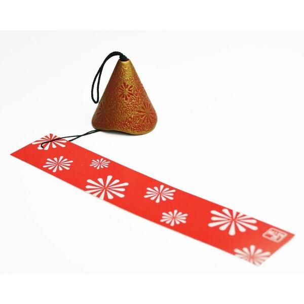 南部鉄器 南部風鈴 壱鋳堂・風鈴HANABI 金/赤商品コード：55081251311カラー：レッド材質:鈴/鋳鉄、短冊/ユポ紙表面仕上:鈴/ウレタン塗装原産地:日本(岩手県)サイズ:鈴/Ф4.5×H4.8(cm)※短冊には破れにくく色褪せ...