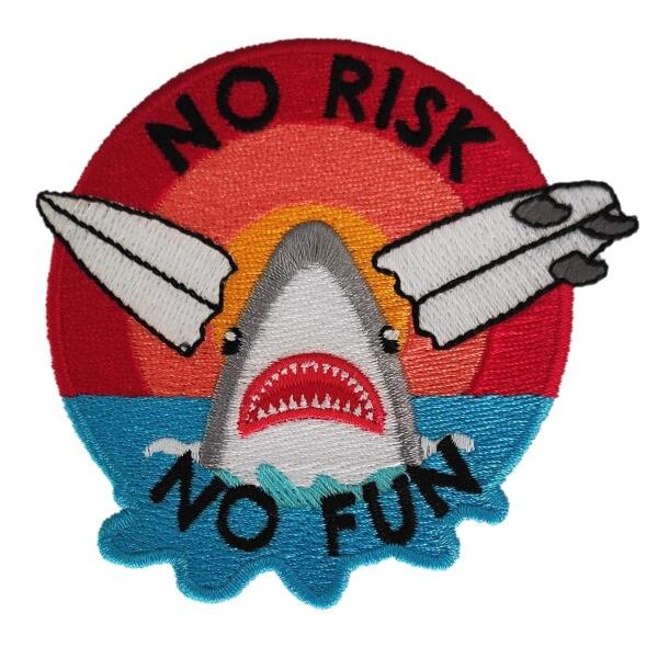 PatchClubのNo Risk No Fun、Surf &amp; Shark ワッペン - クールなアドベンチャーパッチ - カラフルな刺繍 - アイロン接着/縫い付けワッペン商品コード：55081299018カラー：マルチカラー? ...