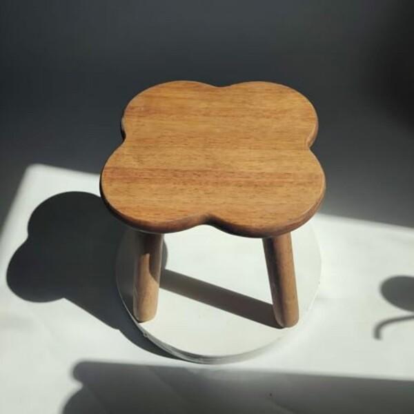 Pinyunxuan 木製 クローバー型 子供椅子 ミニスツール 丸いす 低い 小さい椅子 24x24cm 足置き 花台 耐荷重80kg (クルミ色)商品コード：55081369516型番：MT-0010サイズ：小カラー：クルミ色多目的クラ...