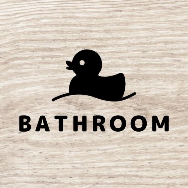 (ｎｉｃｏｔｔｏ) ルームサイン ドアステッカー BATHROOM バスルーム シール 賃貸OK アヒル イラスト かわいい 切り文字 カッティングシート 7.5×13.5cm 屋内 (ブラック)商品コード：55081458183型番：S-...