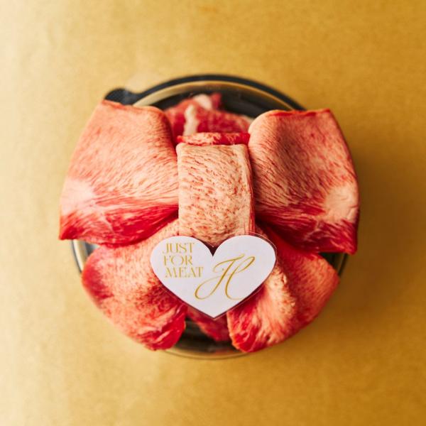 ※輸送中の揺れで形崩れする恐れがあるため冷凍便のみになります肉のリボンドーム ― 想いを結ぶ、特別な肉ギフト ―「おめでとう」「ありがとう」「大好き」言葉では伝えきれない想いを、“リボン”というカタチに込めました。厳選した国産牛を一枚一枚丁...