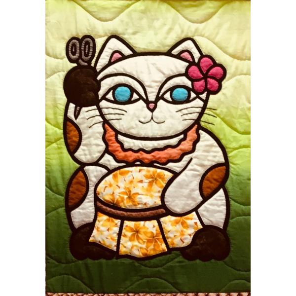 Mary Cesarデザイン Quilter Cat のハワイアンキルトパターンです写真は出来上がり見本です50ｃｍ×40ｃｍお好きな生地でお作り下さい