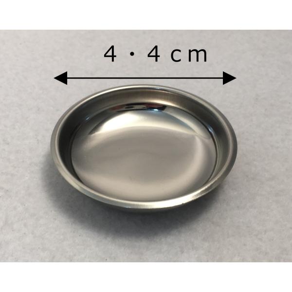 仏器（仏飯器）用のステンレス落としのみです。仏器本体は、付属しません。落とし　外径４・４ｃｍ　深さ１・１ｃｍ　底径３・４ｃｍ仏器本体　外径　４・４ｃｍ　　内径　４・１　　　高さ４・８〜５ｃｍこの商品はネコポスで発送します。日にち、時間指定は...