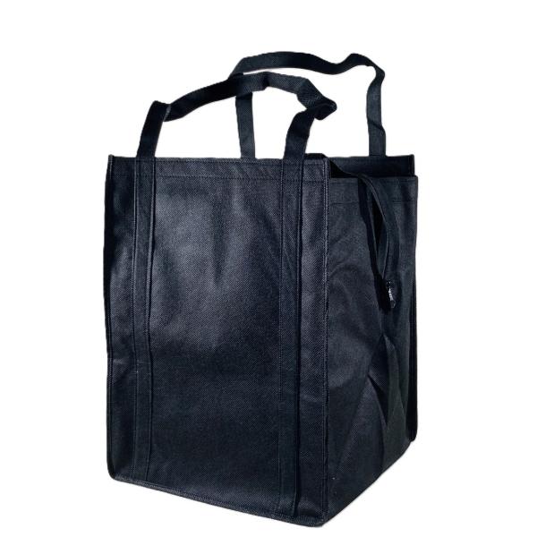 骨壷を入れて運ぶ不織布のバッグです。出し入れの際には、両脇のファスナーにマジックテープがついていますので、外してご使用ください。台紙付　２８ｘ２８　ｃｍ内寸　２８ｘ２８ｘ高さ３８　約ｃｍ